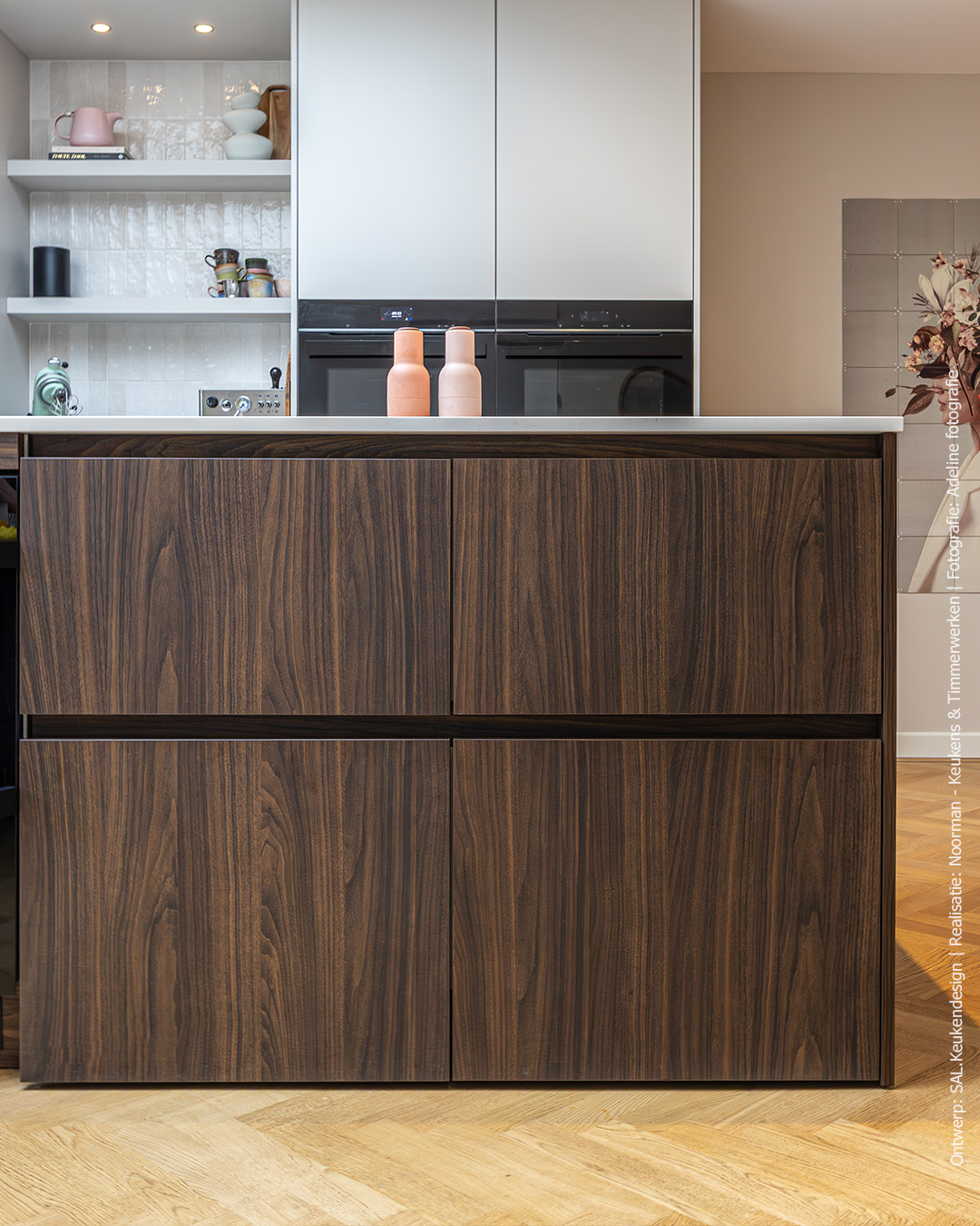 Moderne keuken met kookeiland in donker houtdecor | DecoLegno