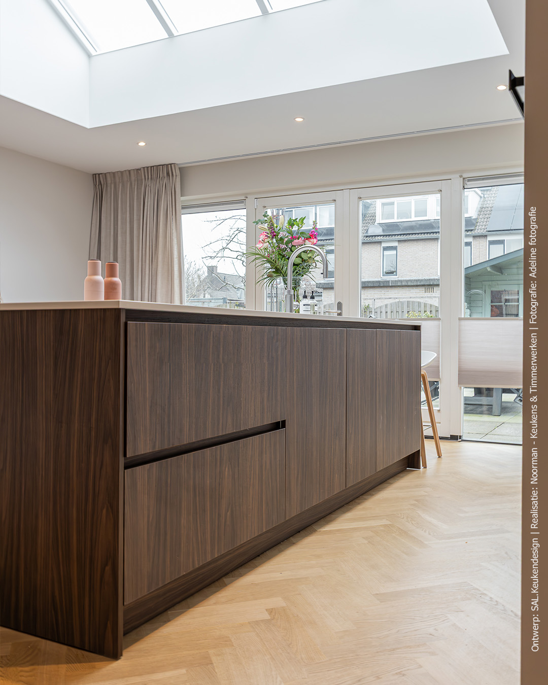 Moderne keuken met kookeiland in donker houtdecor | DecoLegno